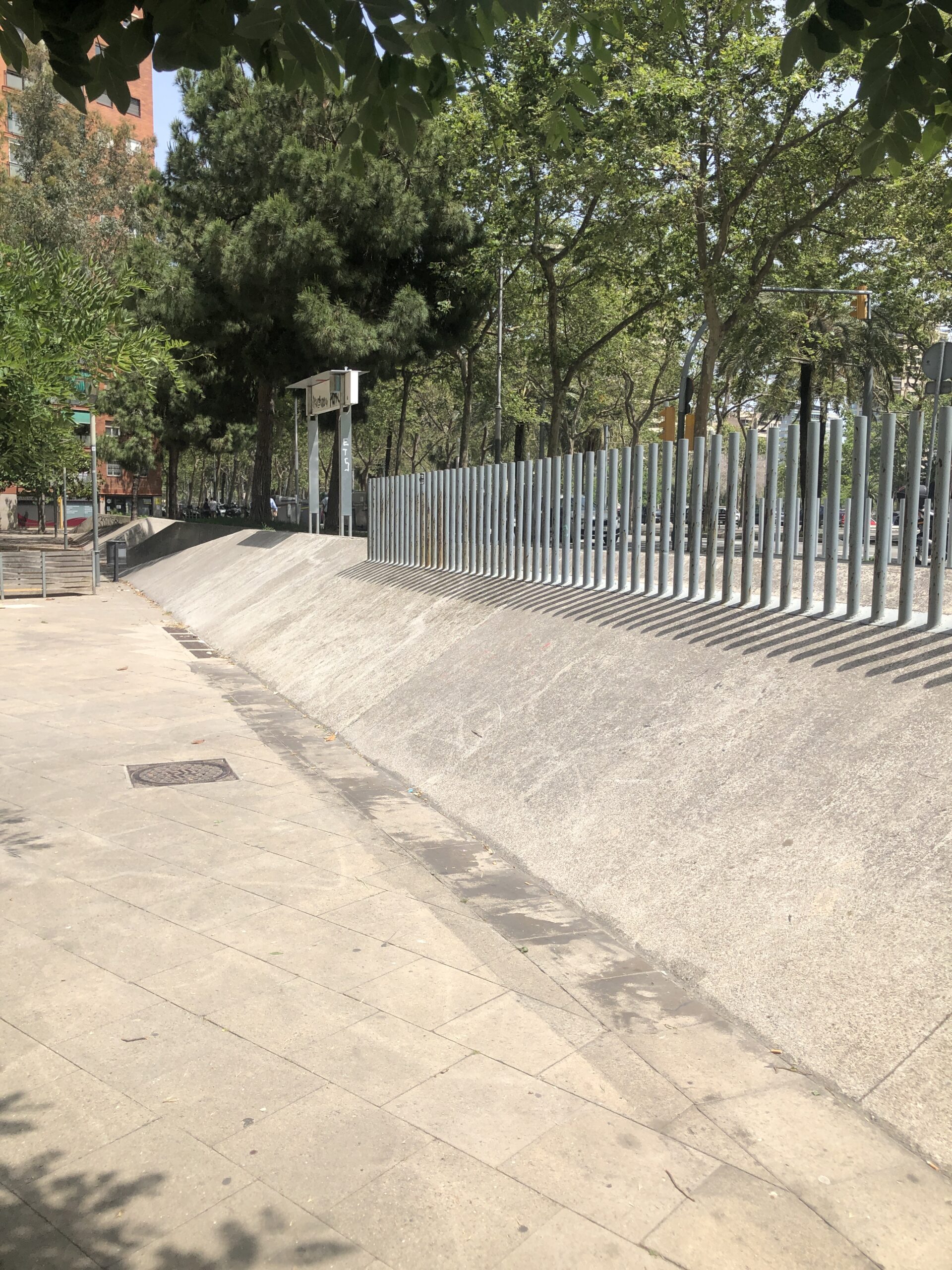 HKU Lai Bus stop ledge - Ride My Park